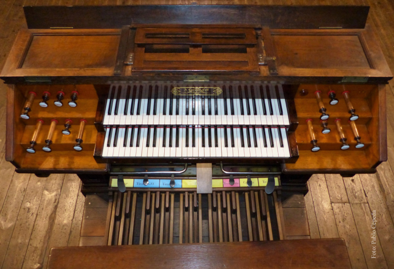 Yves Castagnet, organista titular del órgano de coro de Notre-Dame de ...